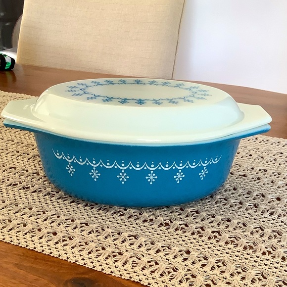 Pyrex | Kitchen | Vintage Pyrex Blue And White Snowflake In Garland 12 ...